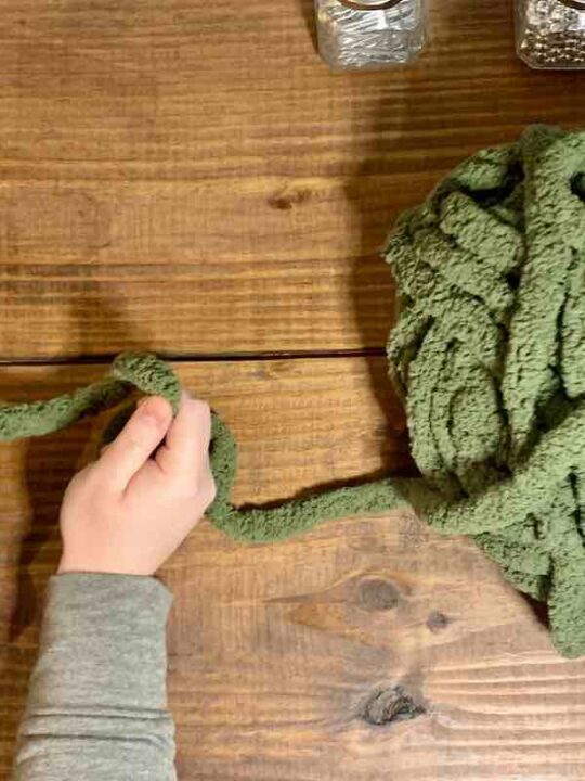 Finger Knitting 101: A Beginner's Guide To Finger Knitting With Chunky ...