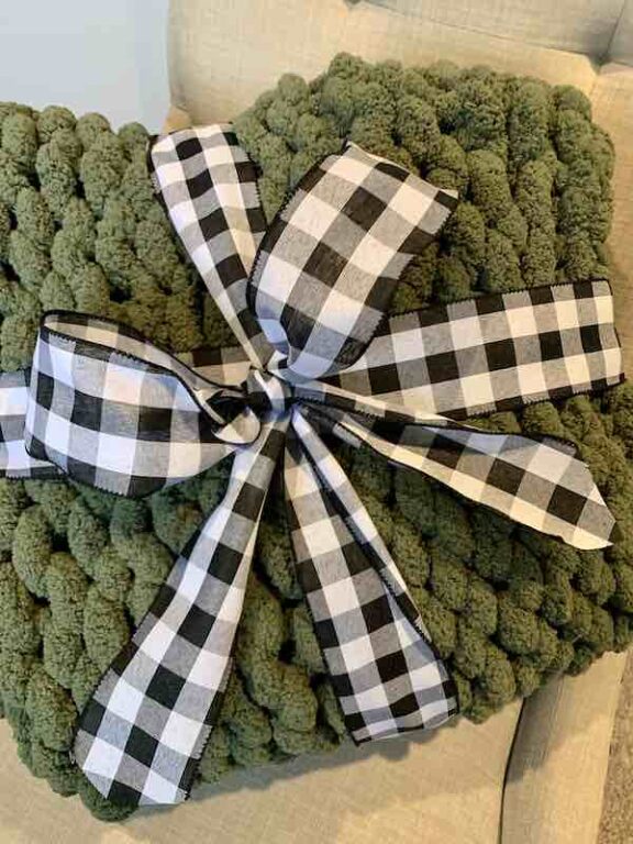 How To Finger Knit a Blanket: DIY Simple Chunky Knit Blanket Project ...