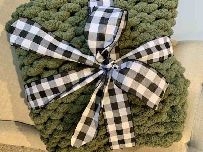 How To Finger Knit a Blanket: DIY Simple Chunky Knit Blanket Project ...